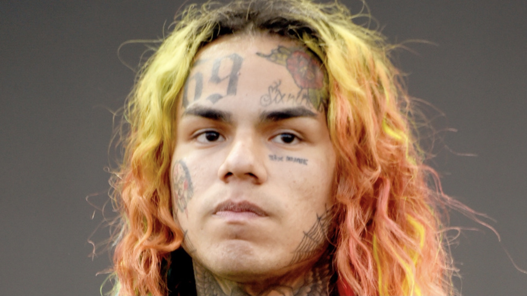 6ix9ine qualifié de « rat » après sa reprise de bande organisée [PHOTOS]