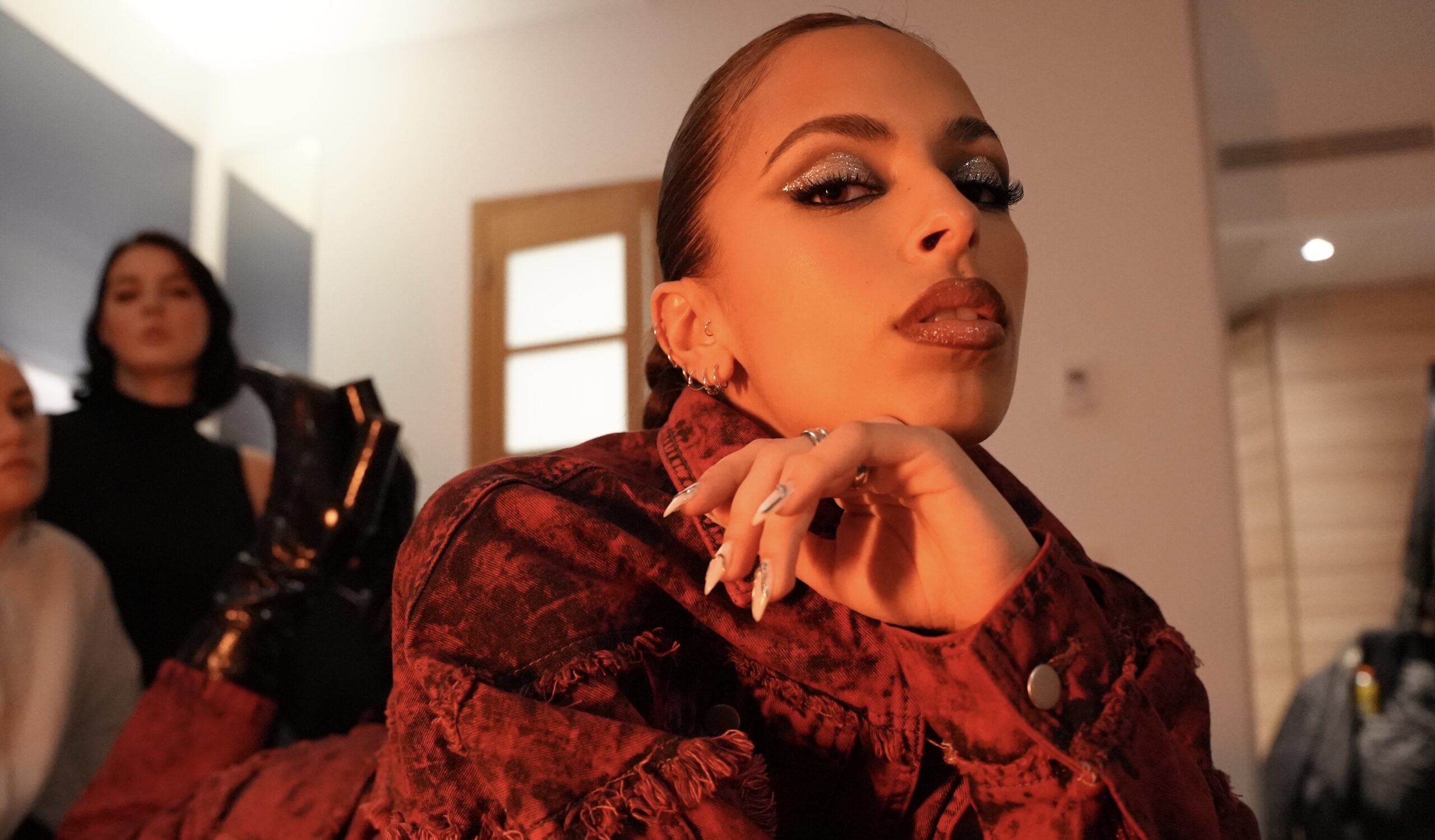 Elisa Marra dévoile « Hors-ligne » un clip magnifique ! [VIDÉO]