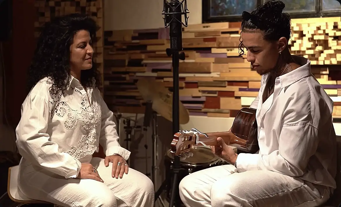 Live acoustique entre une mère, Syna Awel et son fils, Darys. Du miel ...